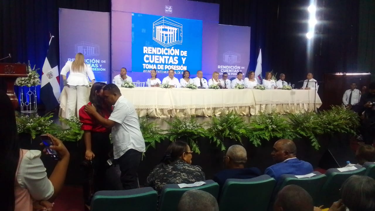 Juramentan y posesionan nuevas autoridades municipales