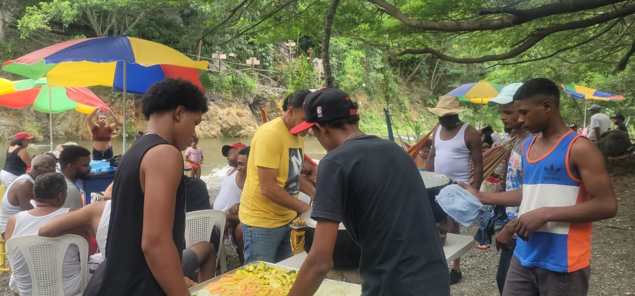 Bañistas abarrotan Rio Baní en El Recodo