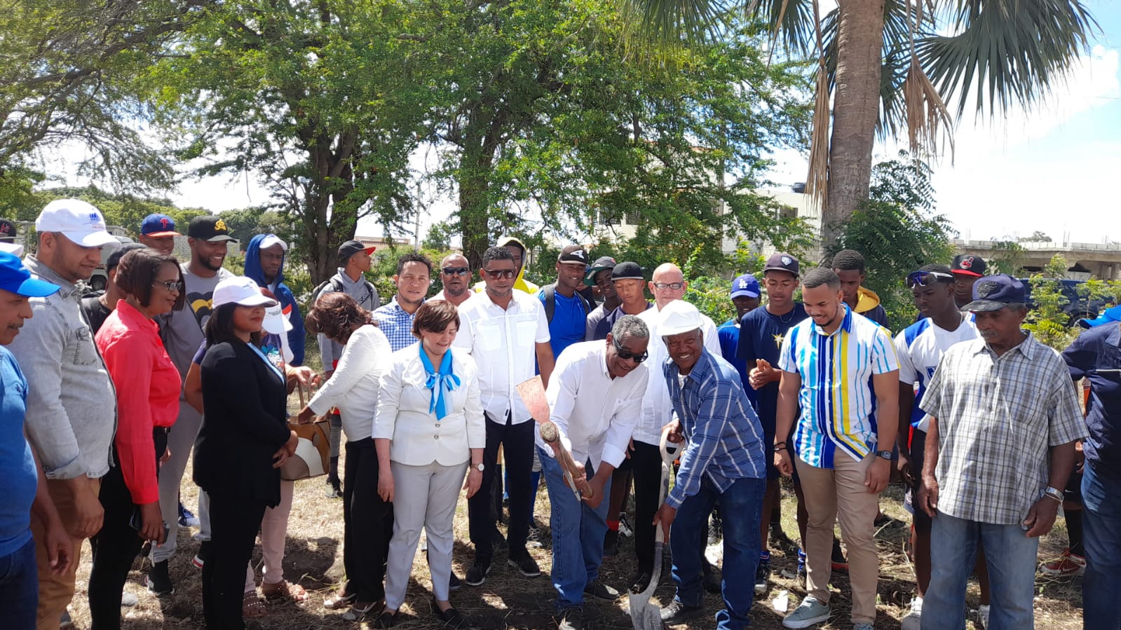 Ayuntamiento Baní da primer picazo acondicionamiento cañada en Boca ...