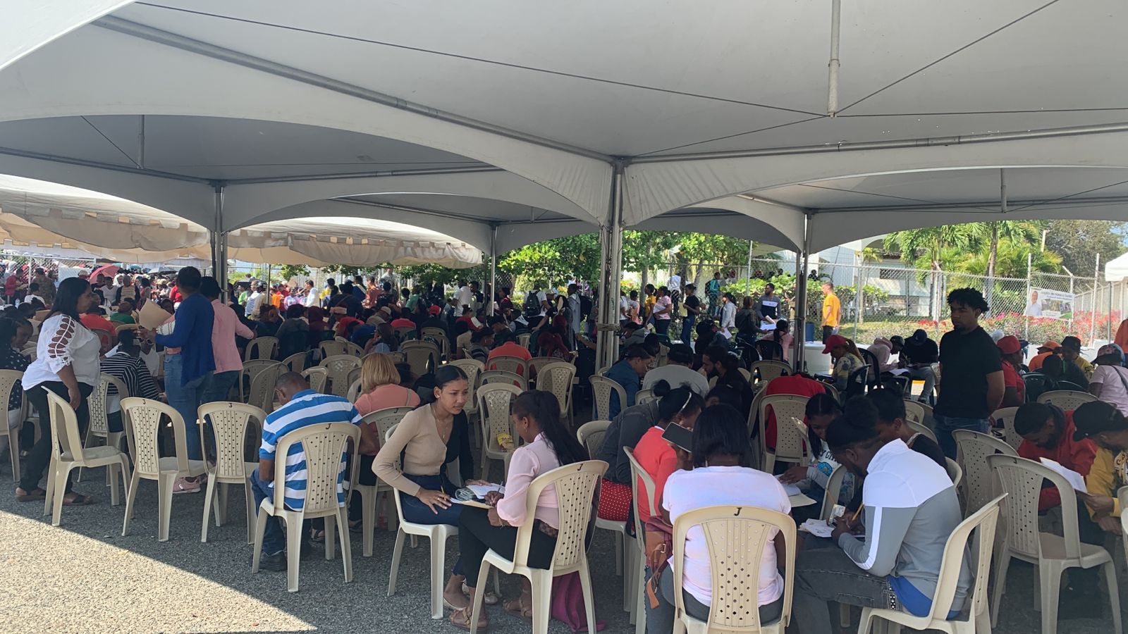 Más de 2 mil jóvenes acuden a feria de empleos en Zona Franca Banileja