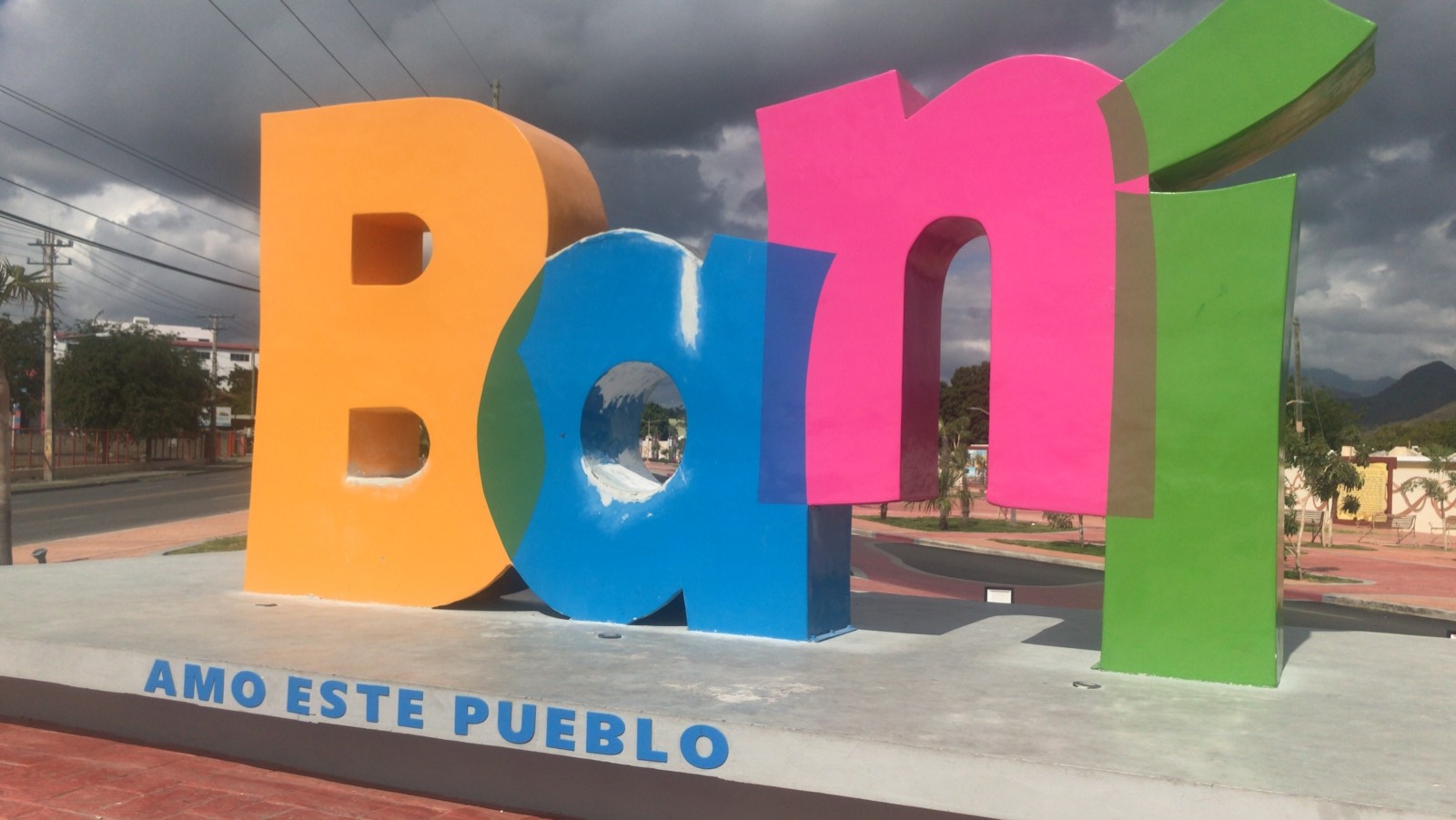 Dan toques finales a parador fotográfico en la entrada de la ciudad