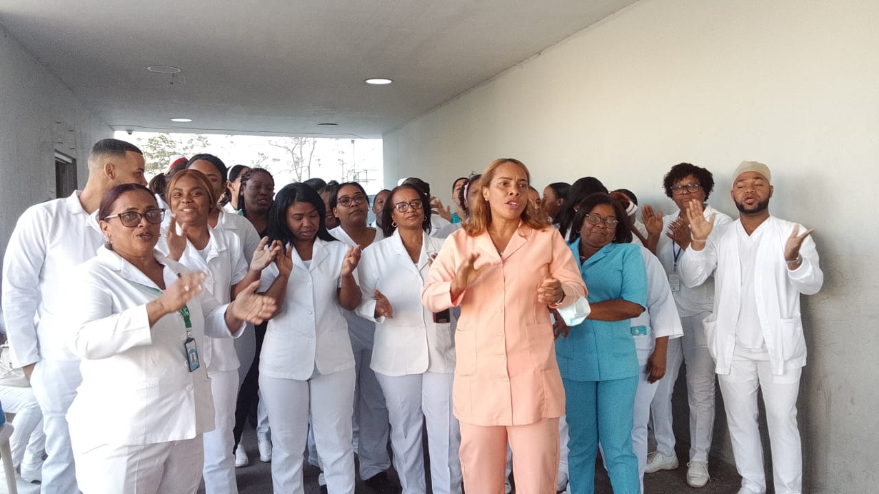 Enfermeras paralizan sus labores en Hospital Nuestra Señora de Regla