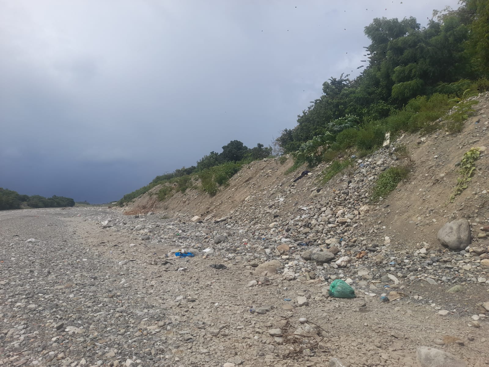 Residentes en cercanías del Rio Baní temen inundaciones