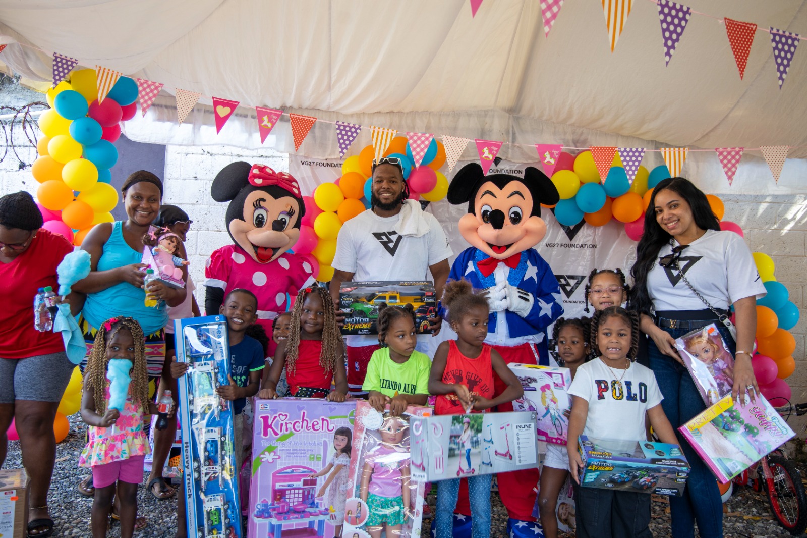 Vladimir Guerrero Jr. y la fundación VG27 entregaron cajas navideñas a ...