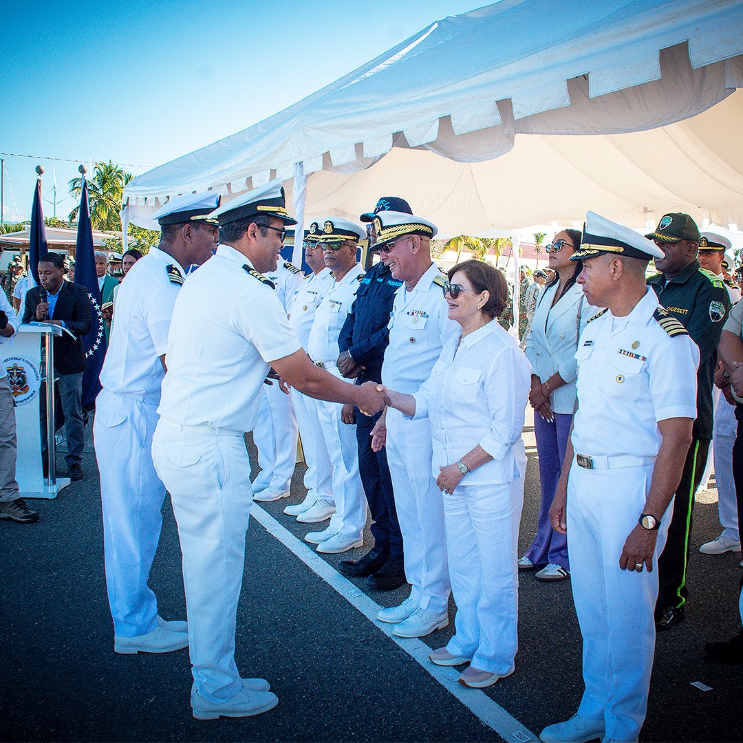 Gobernación de Peravia recibe al buque insignia PA-301 de la Armada ...